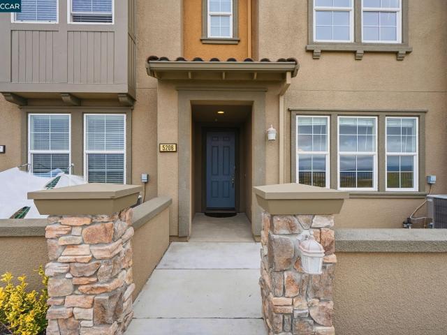 5206 Fioli Loop