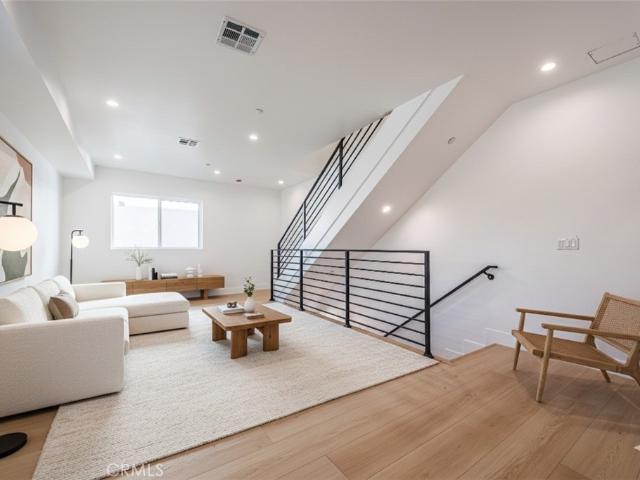 5209 20th St, Unit B, Los Angeles, CA 90016 | MLS #BB26032 | Compass