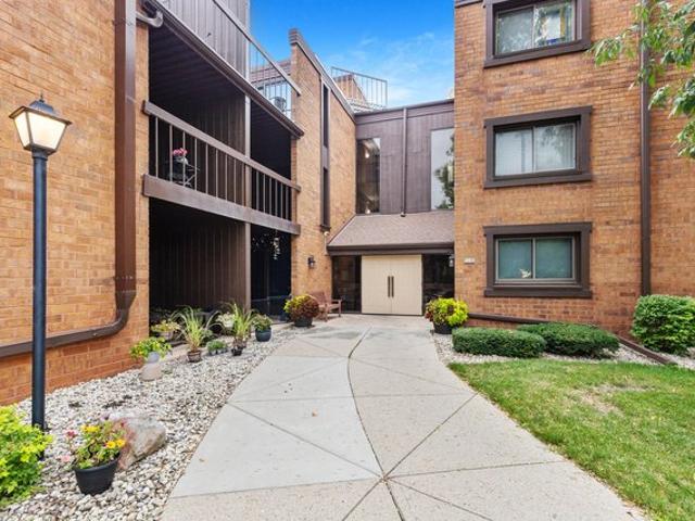 5200 S Tuckaway Blvd Unit 341, Greenfield, WI 53221