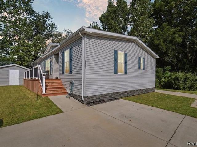 5201 Millstone Ln, Highland, MI 48380
