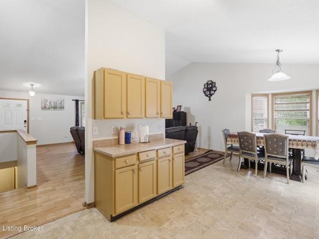5201 Bannon Crossings Dr, Louisville, KY 40218