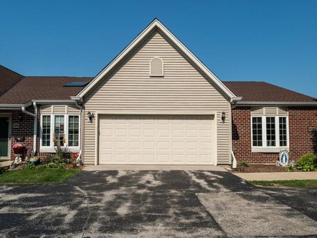 5201 S Tuckaway Blvd, Greenfield, WI 53221