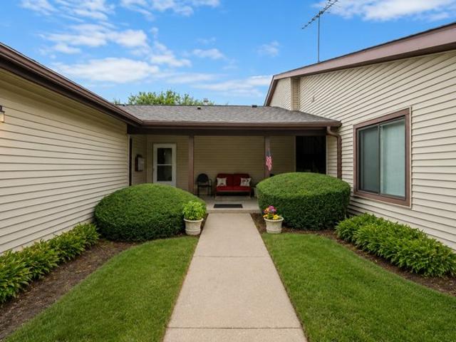 5202 Winslow Cir Apt D, Mchenry, IL 60050