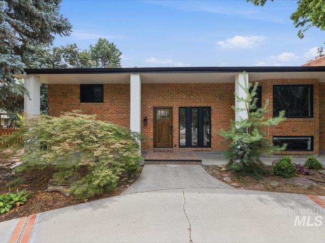 5203 N Sorrento Dr
