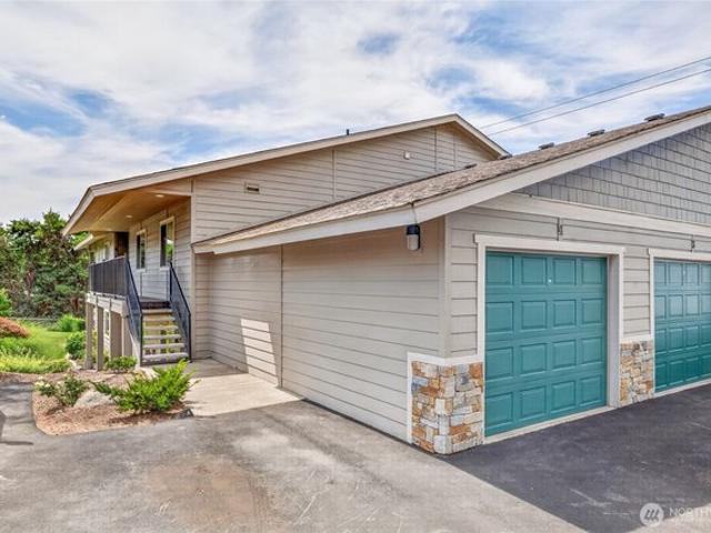 520 11th St NE Apt 4, East Wenatchee, WA 98802