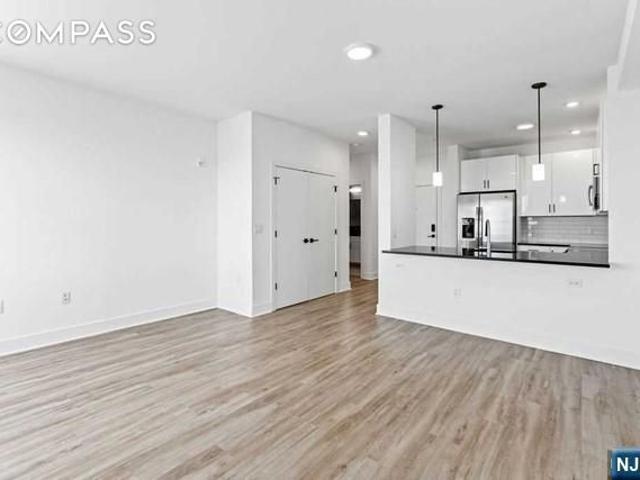 520 Cliff St 506, Fairview, NJ