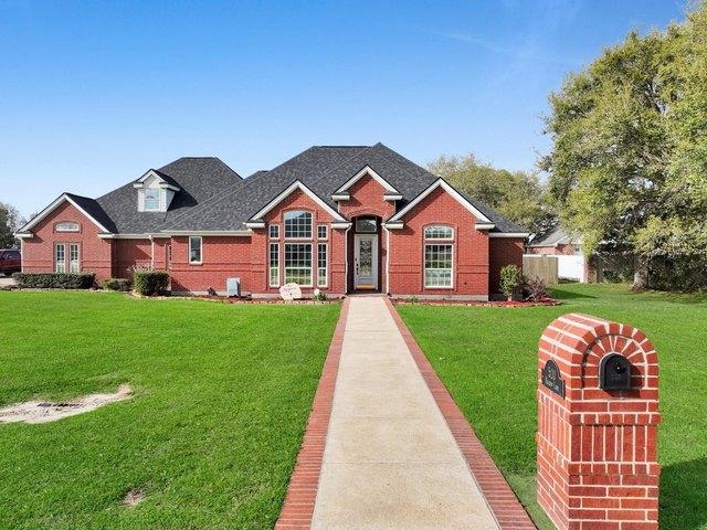 520 Meadow Ln, Winnie, TX 77665