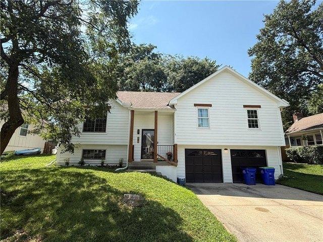 520 NE Bristol Dr, Lee's Summit, MO 64086