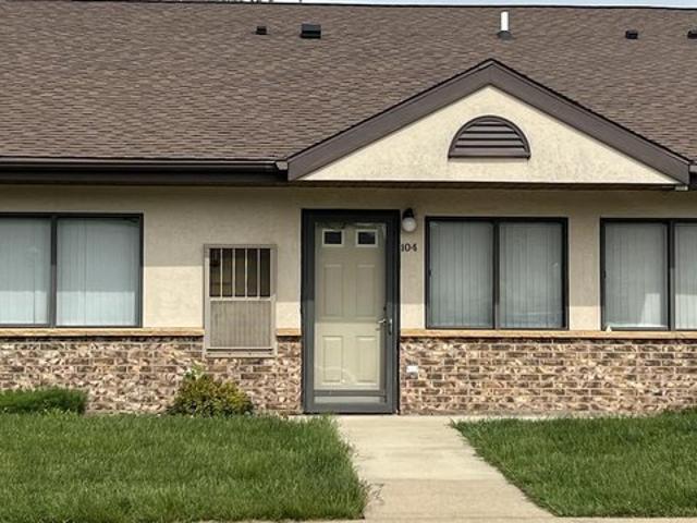 520 S 1st Ave Apt 104, New Hampton, IA 50659