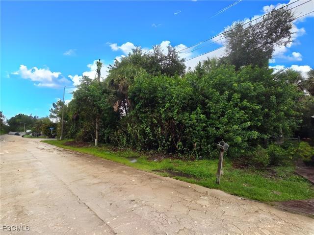 520 Santa Cruz St, North Fort Myers, FL 33903 | MLS #2025000 | Compass
