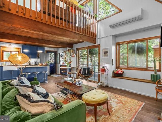 5218 E Woodbridge Dr, Bushkill, PA 18324