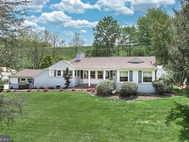 5212 Rockery Rd, Spring Grove, PA 17362