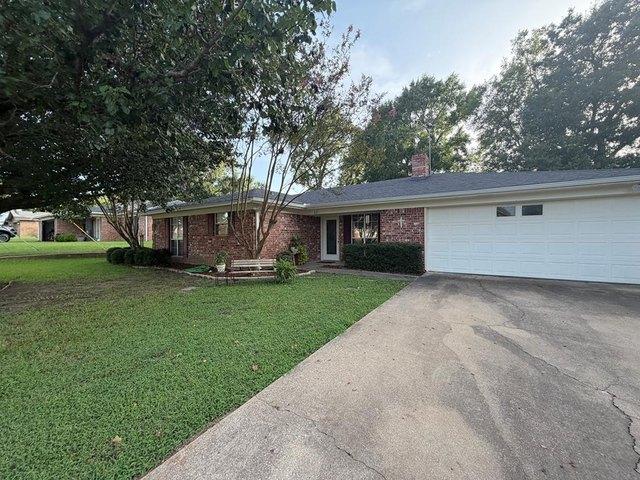 521 Chancellor Dr, Palestine, TX 75803