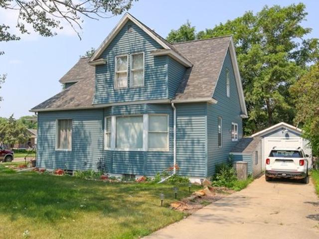 521 E Hughes St, Glendive, MT 59330