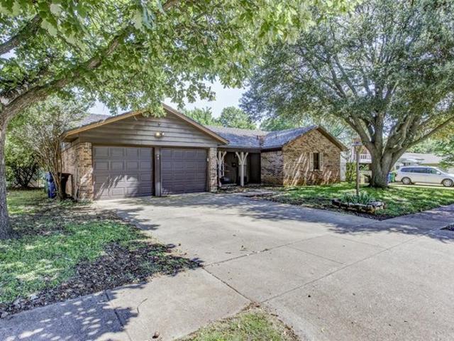 521 E Mustang St, Crowley, TX 76036