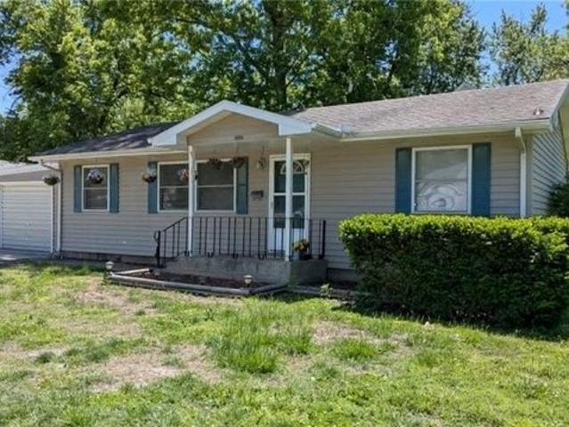521 N 3rd St, Iola, KS 66749