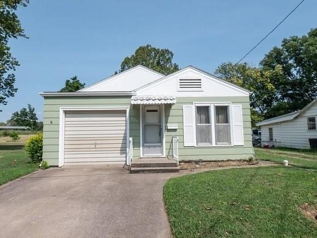 521 S 4th St, Neodesha, KS 66757