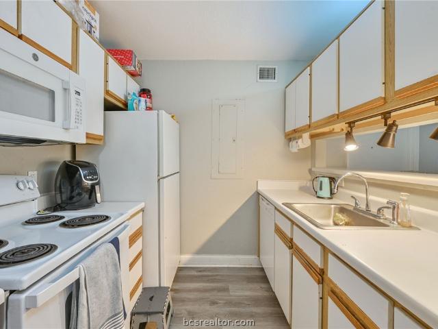 521 Southwest Parkway 201