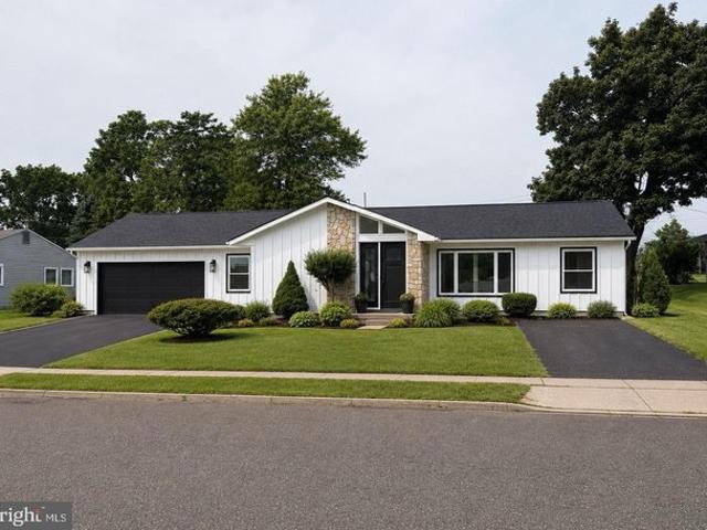 521 Parkway Dr, Fairless Hills, PA 19030