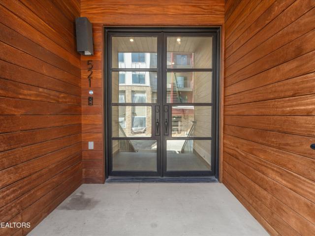 521 W Vine Ave