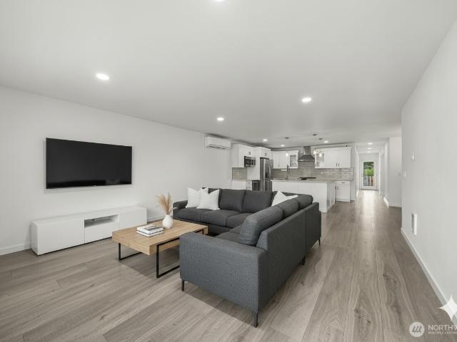 521 W B St