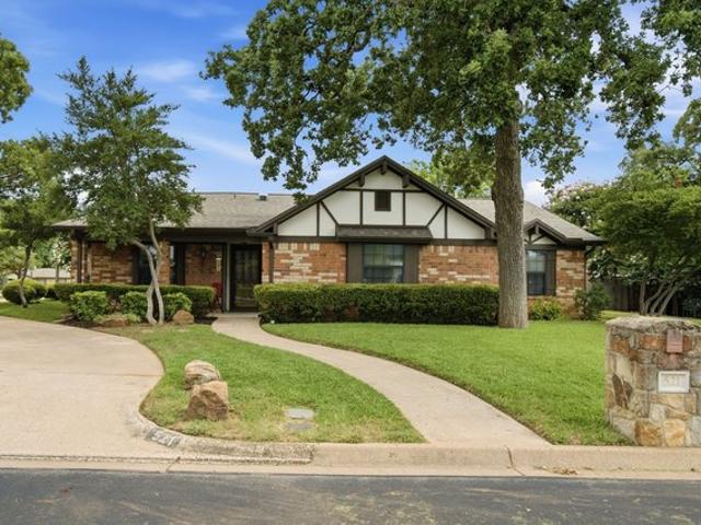 521 W Louella Dr, Hurst, TX 76054