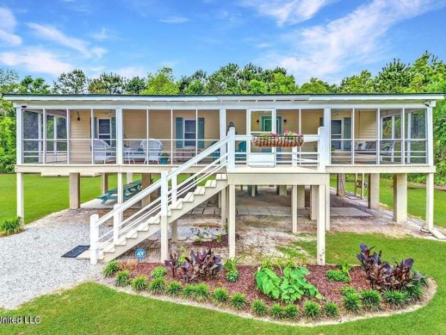 5225 Pointset Avenue, Bay Saint Louis, MS 39520