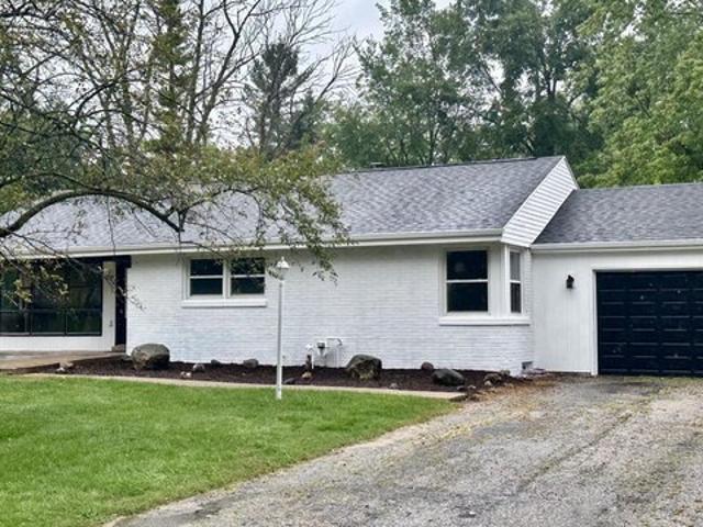 5225 S Tuckaway Dr, Greenfield, WI 53221