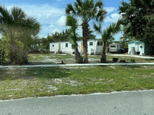 5226 Mobilaire Dr, West Palm Beach, FL 33417