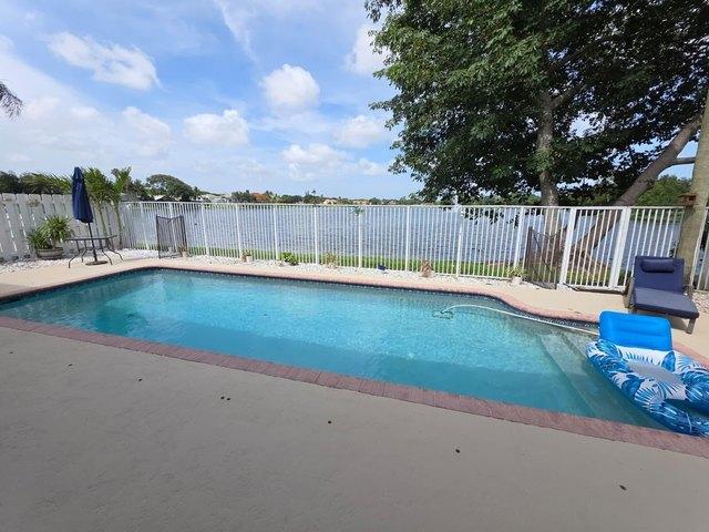 5220 NW 53rd Ave, Coconut Creek, FL 33073