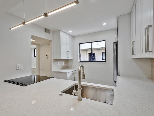 5220 Las Verdes Cir, Unit 321, Delray Beach, FL 33484 | MLS #B26005