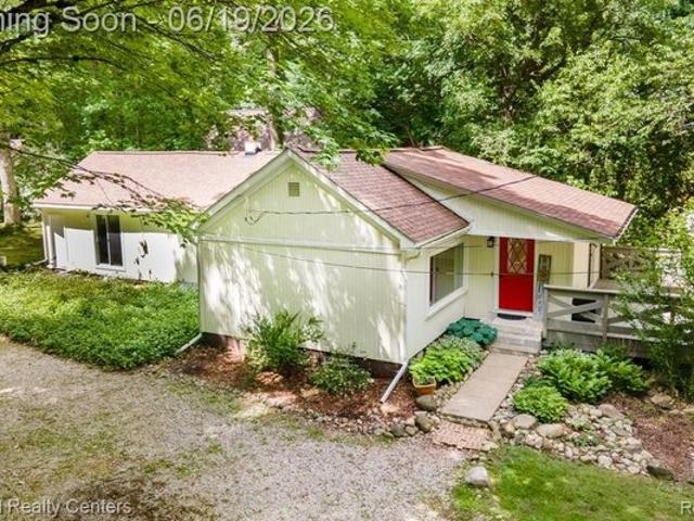 5223 Woodlane Rd, Independence, MI 48348