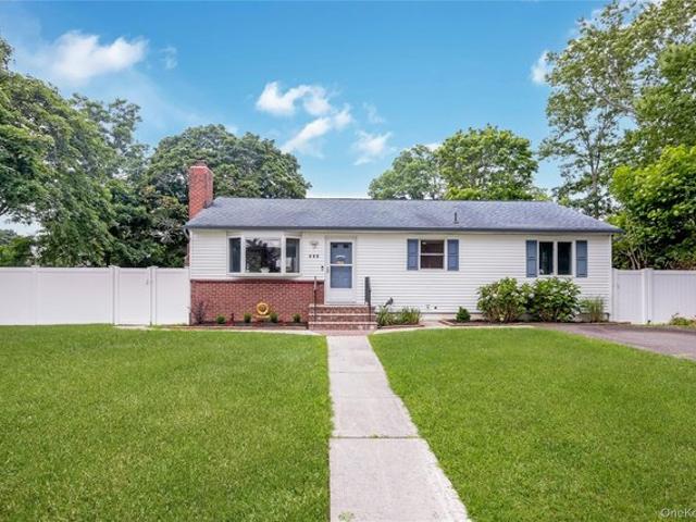 522 Amsterdam Ave, East Patchogue, NY 11772