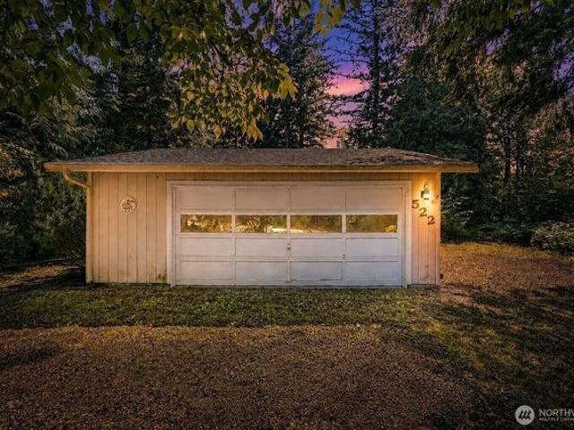 522 Sprague Valley Dr, Maple Falls, WA 98266