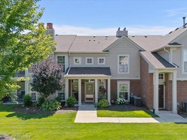 52316 Naugatuck Dr, Macomb Township, MI 48042