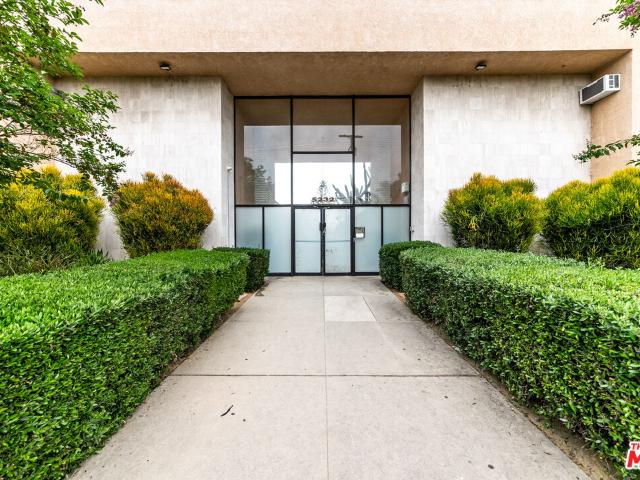 5232 Corteen Pl, Unit 25, Valley Village, CA 91607 | MLS #26792 | Compass
