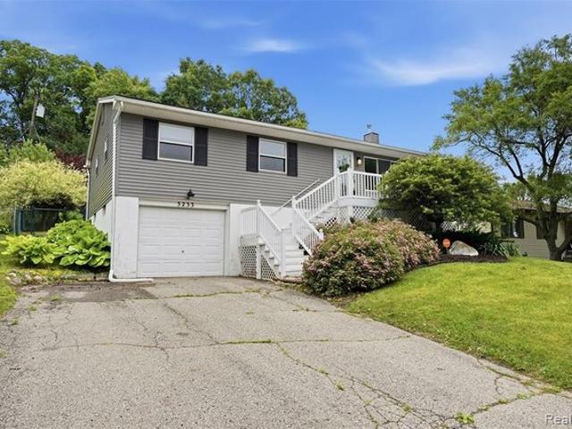 5233 Van Winkle St, Brighton Township, MI 48116