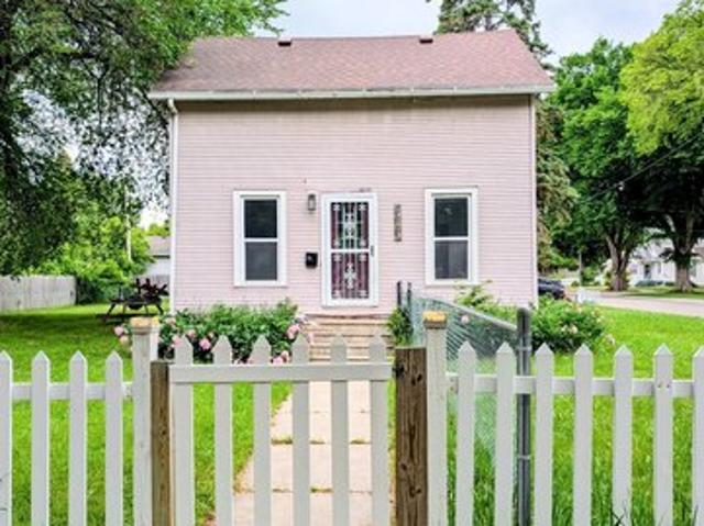 523 11th St N, Moorhead, MN 56560