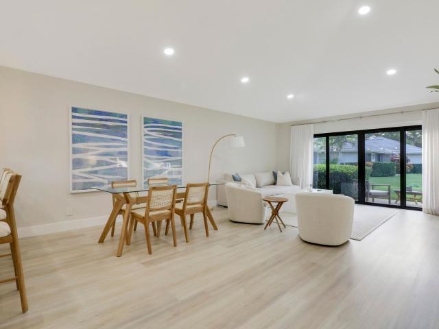 523 Club Dr, Palm Beach Gardens, FL