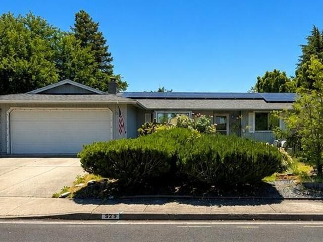 523 Golf View Dr, Medford, OR 97504
