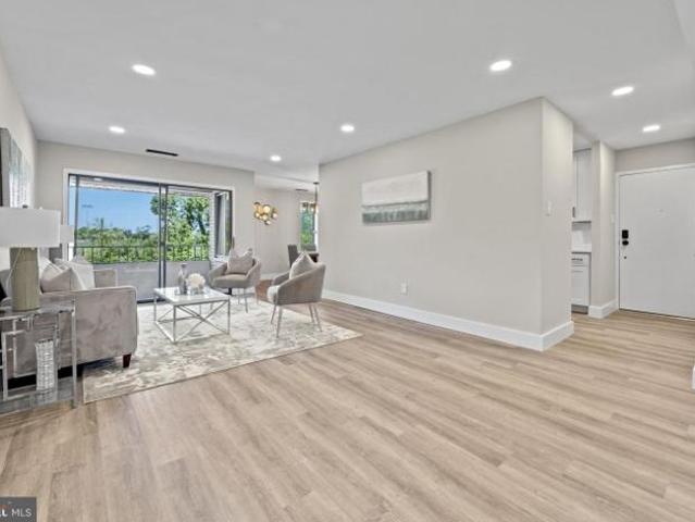 523 Florida Ave #204, Herndon, VA 20170
