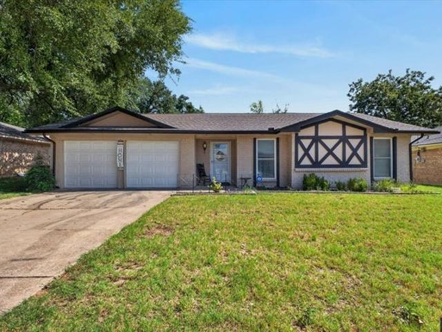 523 Lynnewood Ave, Burleson, TX 76028