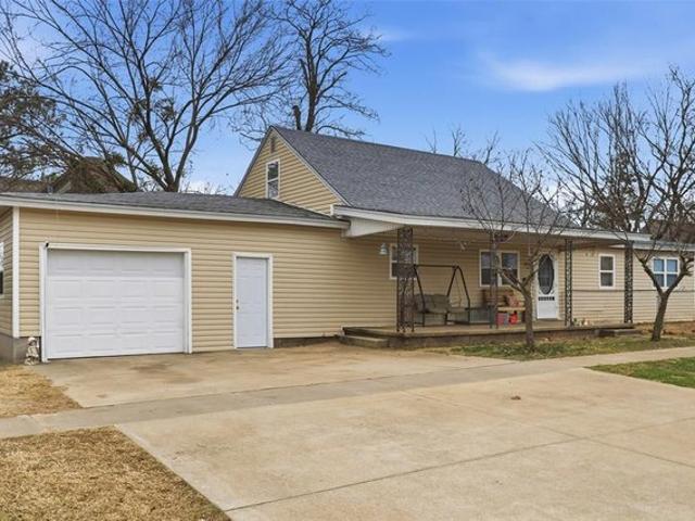523 N 2nd Ave, Stroud, OK 74079