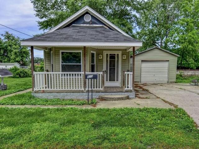 523 S Walnut St, Taylorville, IL 62568