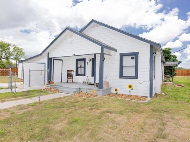 523 Rossville Rd Unit B, Devine, TX 78016