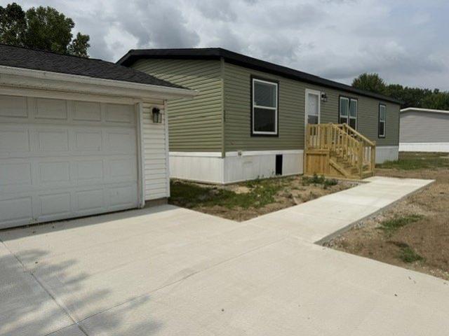 523 Red Beech Dr, Flint, MI 48506