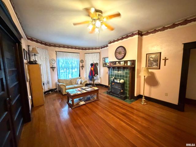 523 W 4TH Street