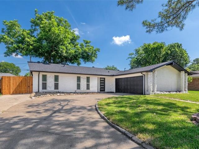 524 Circleview Dr N, Hurst, TX 76054