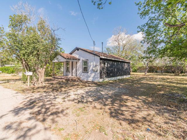 524 Avenue B, Seguin, TX 78155 | MLS #1956 | Compass