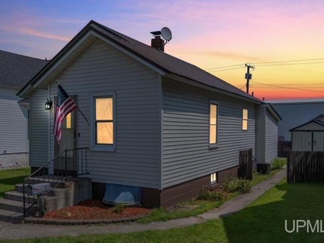 524 N 18th St, Escanaba, MI 49829